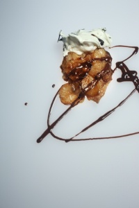 Aubergine grillée, fregolata et mascarpone, sauce chocolat